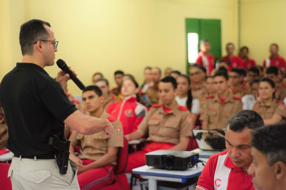 Secretário de Segurança Pública conversa com militares e alunos do CMCB ...