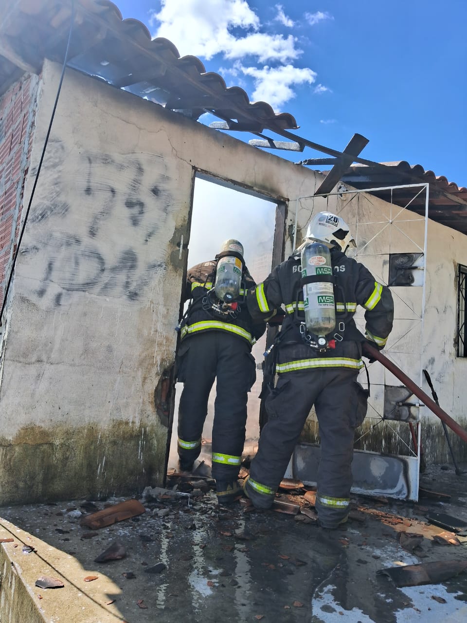 Incêndio de residência em Morada Nova: Bombeiros Militares controlam as ...